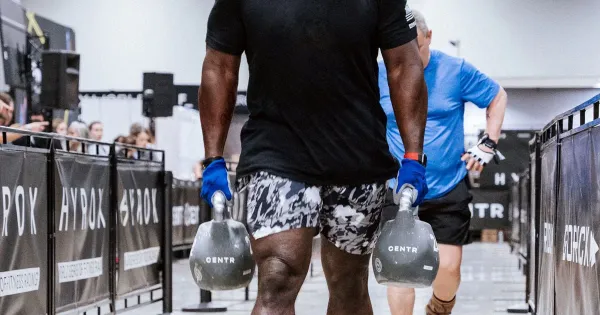 HYROX Farmers Carry Kettlebells – Grip en Krachttraining | Fitness Yoga ...